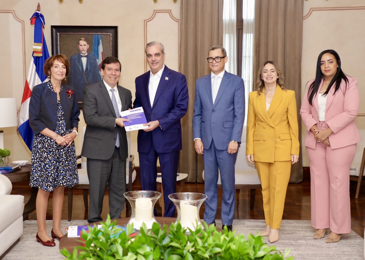 Presidente Abinader recibe documento estratégico de la CEPAL para ...